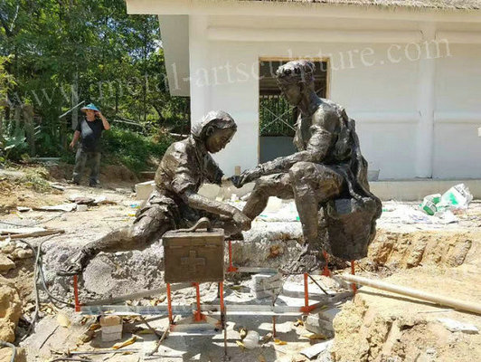 投げる現代ブロンズ彫刻、庭は彫像の屋外の地上の装飾を飾ります