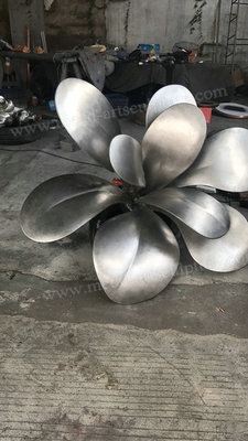 屋外の装飾としてステンレス鋼の花の彫刻のマットの現代ハンドメイドの特徴
