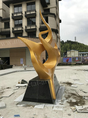 金抽象的な金属の庭の彫刻はカスタマイズされたサイズと塗られて手作りします
