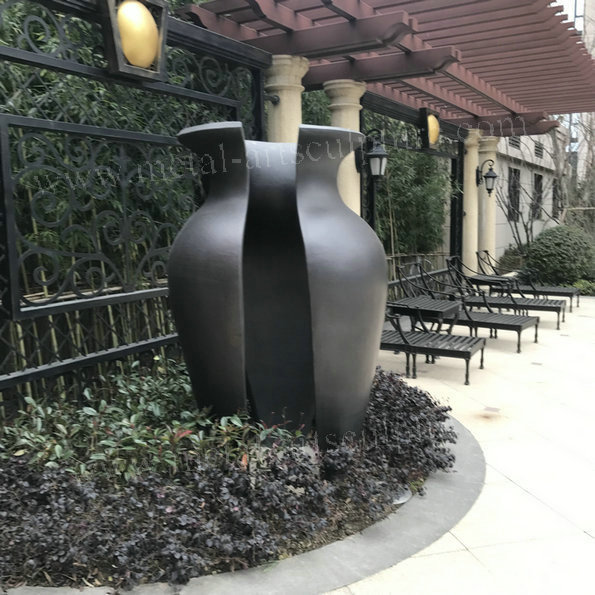 つぼによって形づけられる金属の芸術の彫刻の黒の色によって塗られる金属の芝生の彫刻
