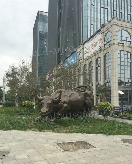 巨大な青銅色のBullの彫像の青銅の足車の屋外の芝生の装飾の創造的な形