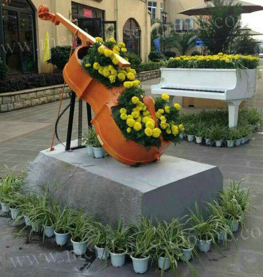 美しいガラス繊維の樹脂の屋外の学校の装飾のための優雅なVioloncelloの彫像