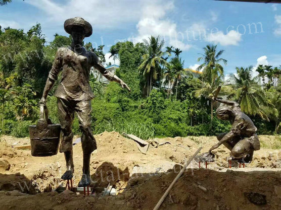 投げる現代ブロンズ彫刻、庭は彫像の屋外の地上の装飾を飾ります