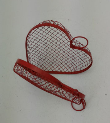300g Capacity Nuts Bird Feeder Customized Color Heart Ring Hanging Iron Mesh