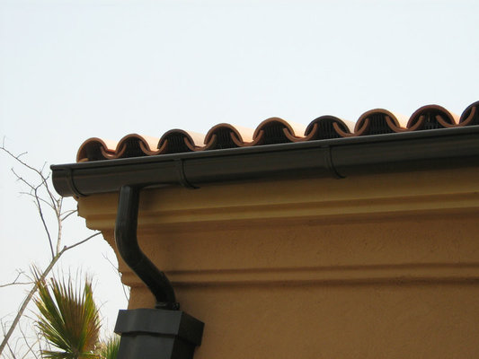 China Lightweight Square Rain Gutters , Roof Rain Gutter Seamless Rain Gutter distributor