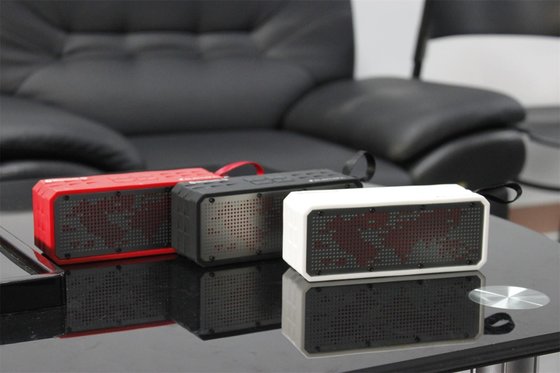 Black hands free water resistant portable bluetooth speakers for laptop computers