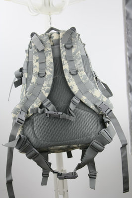 Wanderndes Militär im Freien tarnt Rucksack mit verstellbaren Schultergurten