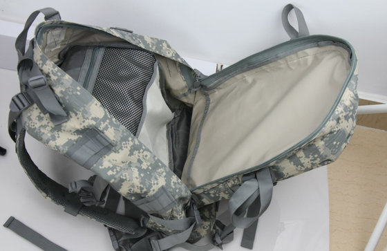 Wanderndes Militär im Freien tarnt Rucksack mit verstellbaren Schultergurten
