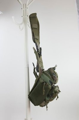 Dauerhafter Multicam-Mountainbike-Trinkrucksack mit Einbauten Reißverschluss zugemachter Tasche