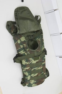 As mãos livram a trouxa tática da hidratação, trouxa da hidratação de Camo do poliéster do PVC 600D