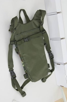 As mãos livram a trouxa tática da hidratação, trouxa da hidratação de Camo do poliéster do PVC 600D