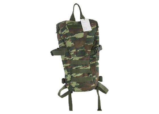 As mãos livram a trouxa tática da hidratação, trouxa da hidratação de Camo do poliéster do PVC 600D