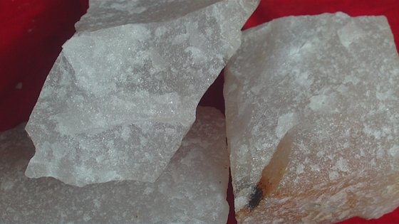 Φυσικό μετάλλευμα χαλαζία με το πλέγμα 100 ως Addictives για τον οσμηρό σιδηροσιλικόνης