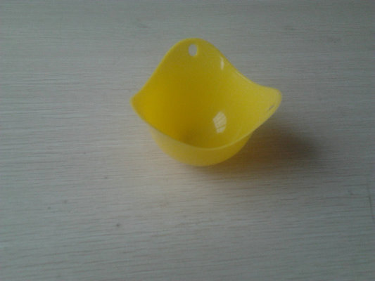 Heatproof Non-stick Round Fried Silicone Egg Rings , Yellow Egg Cooker