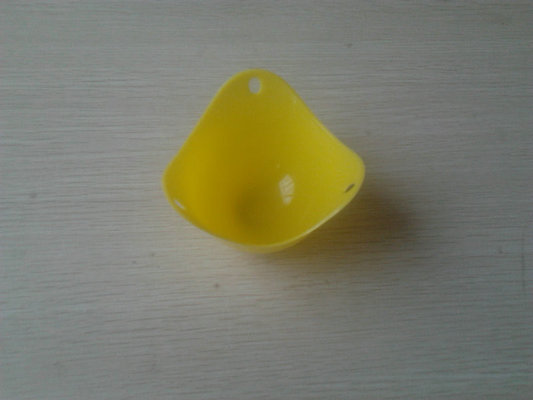 Heatproof Non-stick Round Fried Silicone Egg Rings , Yellow Egg Cooker