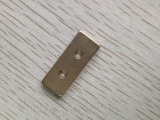 Imanes sinterizados rectangulares de Ndfeb del grado más alto con el agujero resistente a la corrosión