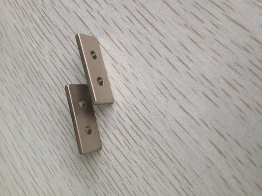 Imanes sinterizados rectangulares de Ndfeb del grado más alto con el agujero resistente a la corrosión