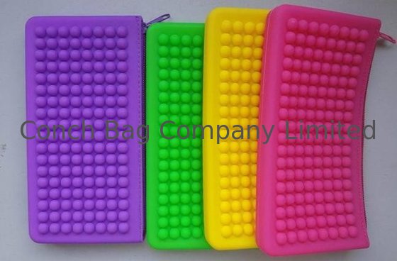 Metal Shelf Soft Watershedding Pochi Silicone Cosmetic Bags With Purple