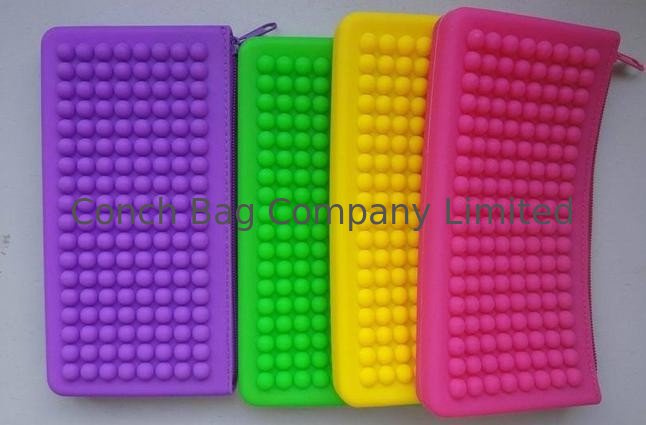 Metal Shelf Soft Watershedding Pochi Silicone Cosmetic Bags With Purple