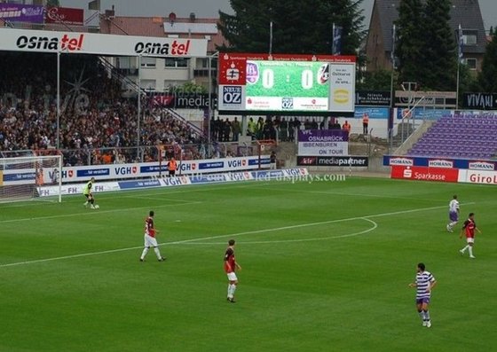 China High Resolution Large Stadium LED Display Screen TV , Outside Column Video Wall supplier