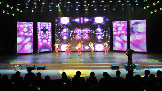 China High Definition P10.4 Flexible Indoor LED Display for Concerts 1R1G1B 9246dots/m2 supplier