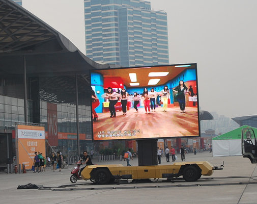 DIP Outdoor Mobile LED Display Screen Truck Mounted 7mm Pixel Pitch supplier