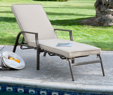 Comfortable Outdoor Garden Folding Patio Furniture Chaise Lounge with Cushion