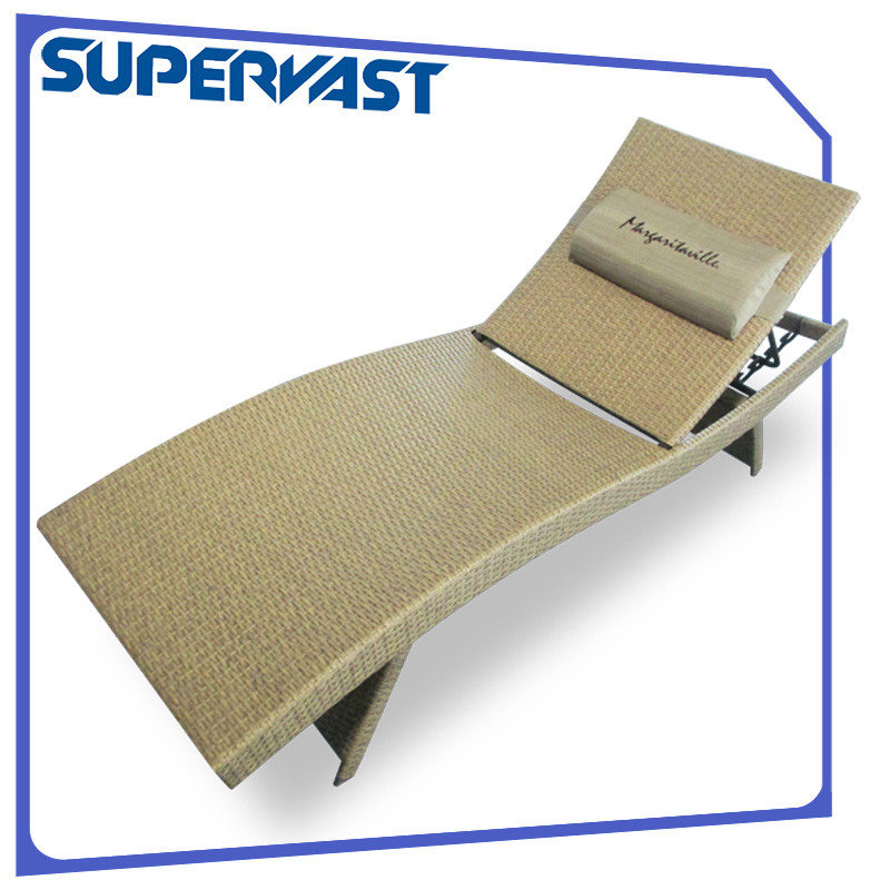 Comfortable Outdoor Patio Chairs Living Garden Poolside PE Rattan Chaise Lounge with Sling Pillow