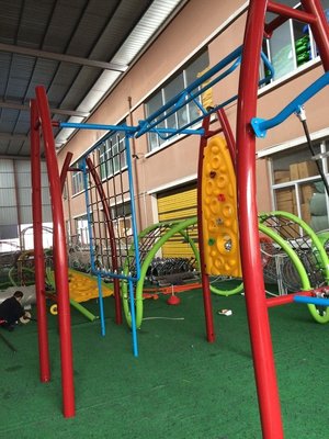 Durable Kids Outdoor Gym Equipment Aluminium Alloy Post With Arch PE Plastic Climber supplier