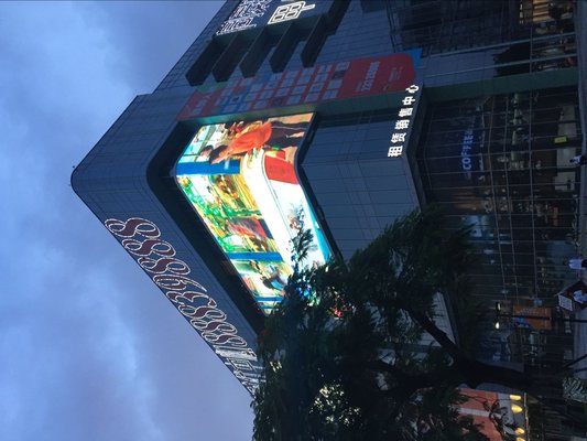 Outdoor P4 Advertising Led Display Screen Electronic Billboard Signs supplier
