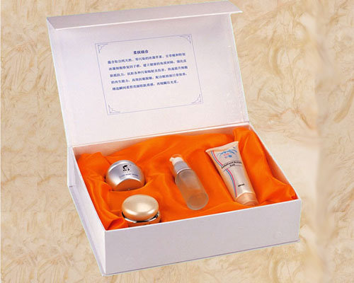 Luxury Brand Cardboard Cosmetic Packaging Box with Magnet  and Silk Tray