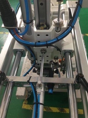 CE Certificate Small Swing Arm Robots for 50~180T Injection Moulding Machine