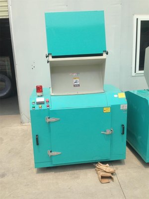 300 - 3500kg / h Plastic Crushing Machine With Staniless Steel Material Stroage Tank