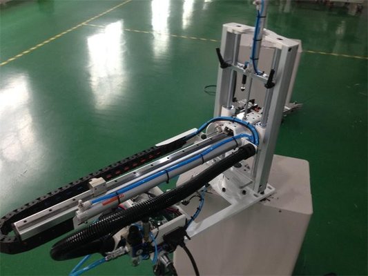 80~150T Vertical Mini Robotic Arm To Grip Plastic Runner  180 Degree