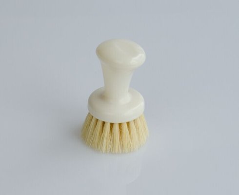 Durable Round Coconut Fiber Scrub Dish Brush with Short PP Handle
