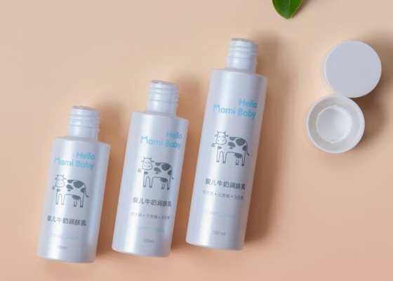 白いシリンダー ボストン円形の肩を密封するプラスチック シャンプーのびんねじ