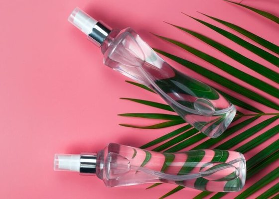毛のクリーニングのための透明で細いローションのシャンプーのコンディショナーの容器