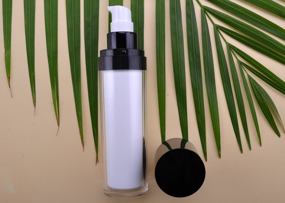 Bouteilles acryliques de pompe de lotion de cylindre inclinant des lignes de bouteille avec le mur de double couche