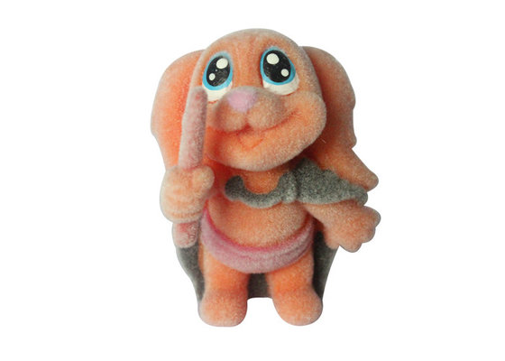 I piccoli giocattoli animali affollati unici di plastica lisciano le figure canine realistiche del cane di piccola taglia