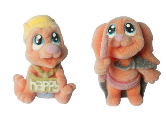 I piccoli giocattoli animali affollati unici di plastica lisciano le figure canine realistiche del cane di piccola taglia