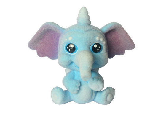 Il colore blu si è affollato i giocattoli animali di plastica, sedentesi le figure dell'elefante con il naso lungo