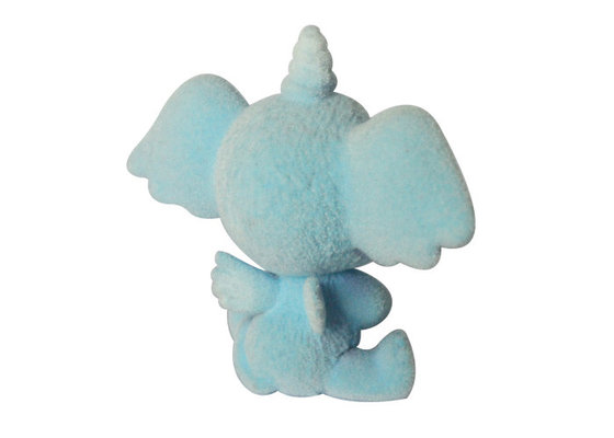 Il colore blu si è affollato i giocattoli animali di plastica, sedentesi le figure dell'elefante con il naso lungo