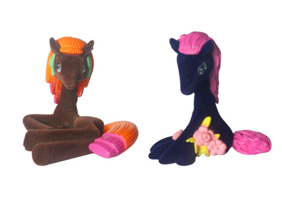 Plastica di Brown che si affolla i miei piccoli giocattoli del cavallino per protezione dell'ambiente dei bambini