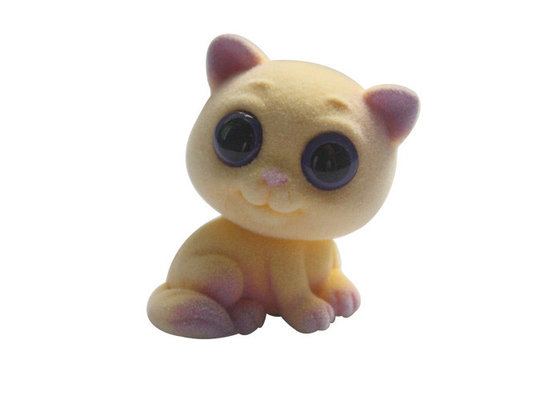 Belle figure di plastica multicolori del gatto, giocattolo farcito adorabile del gatto di tocco morbido