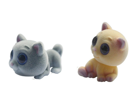 Belle figure di plastica multicolori del gatto, giocattolo farcito adorabile del gatto di tocco morbido