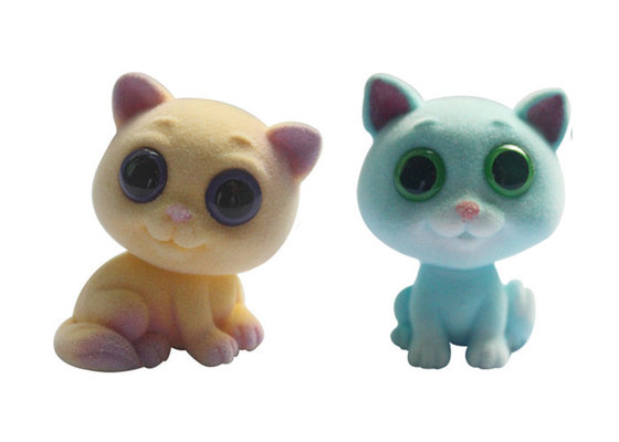 Belle figure di plastica multicolori del gatto, giocattolo farcito adorabile del gatto di tocco morbido