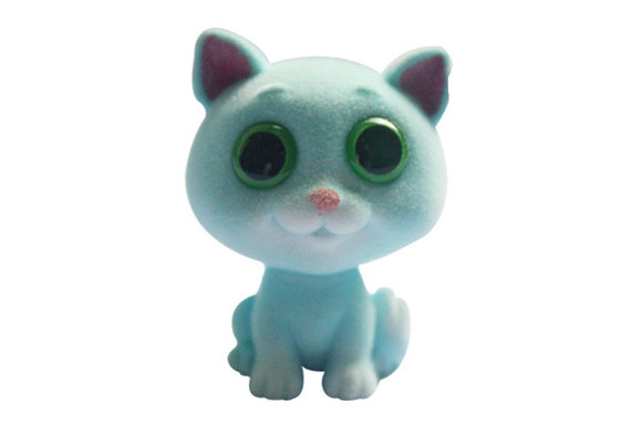 Figure di plastica graziose verde chiaro del gatto, animali farciti affollati del gattino per il gioco dei bambini