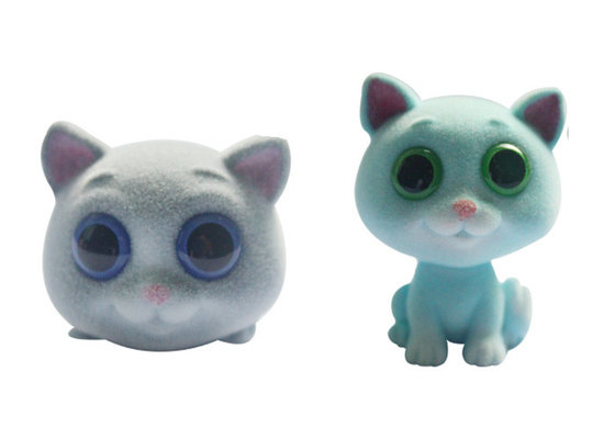 Figure di plastica graziose verde chiaro del gatto, animali farciti affollati del gattino per il gioco dei bambini
