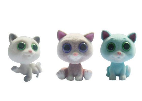 Figure di plastica graziose verde chiaro del gatto, animali farciti affollati del gattino per il gioco dei bambini