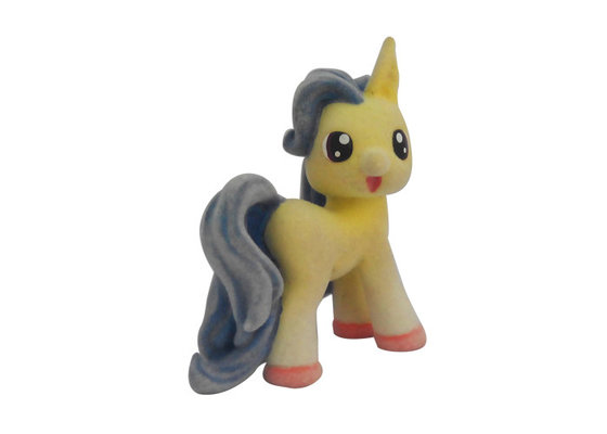 La plastica raccoglibile gialla si è affollata il mio piccolo cavallino piccolo per il regalo dei bambini